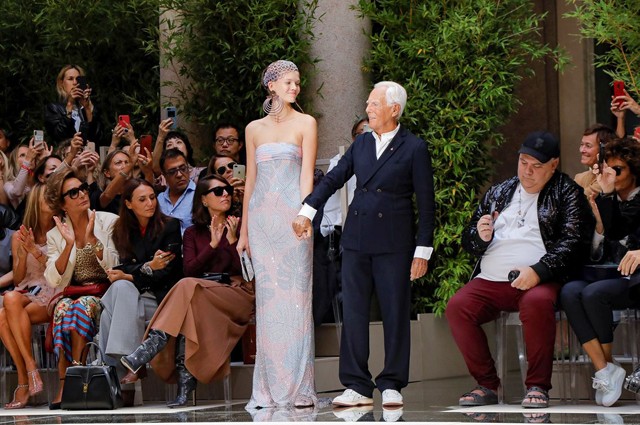 Creatorul de modă Giorgio Armani va produce haine de protecţie pentru ...